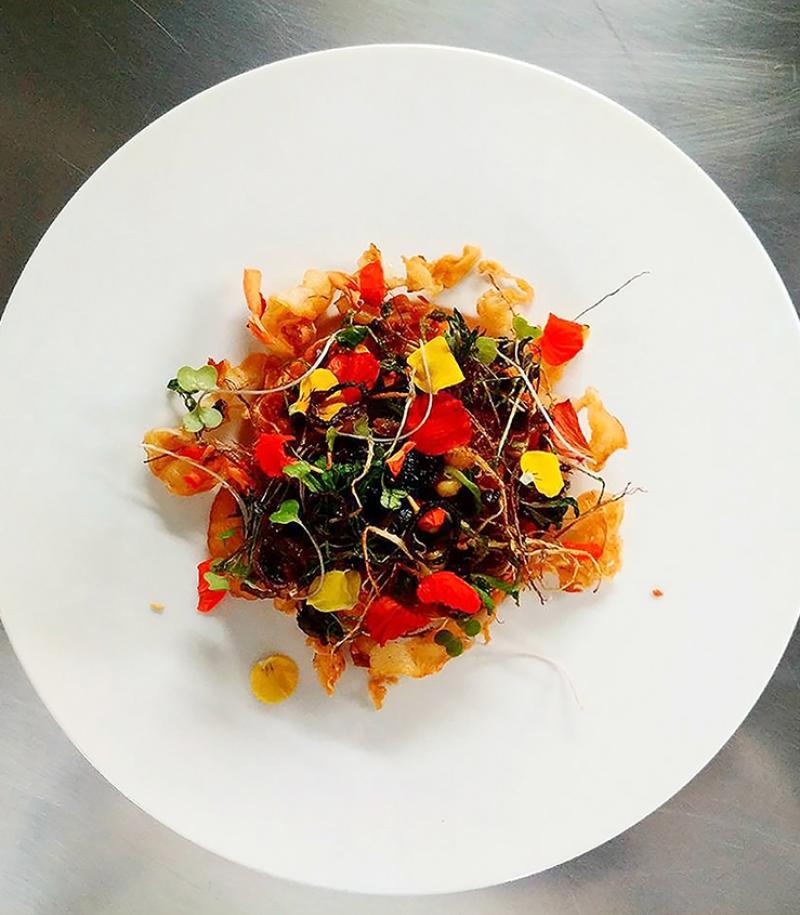 Chicharron de piel de carpa, vegetales estofados | Cook & Chef Institute